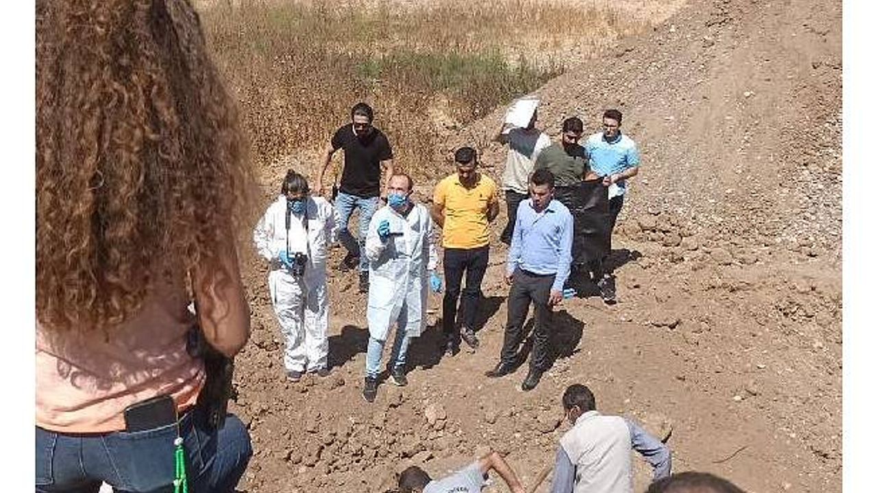Özel ekip, 2 yıl önce kayıp ilanı verilen kadının cesedini toprağa ... Özel ekip, 2 yıl önce kayıp ilanı verilen kadının cesedini toprağa ...