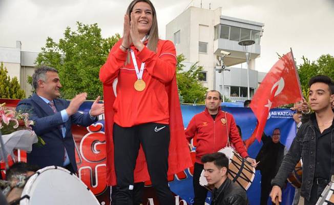 Dünya Boks Şampiyonu Hatice Akbaş, Malatya'da coşkuyla karşılandı ...