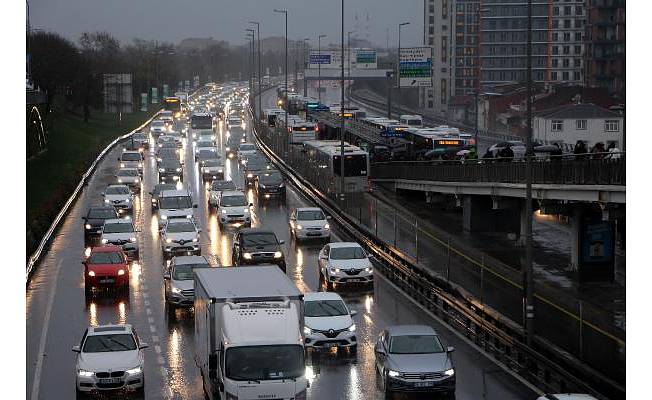 İstanbul'da yağmur trafiği - Önce Vatan Gazetesi
