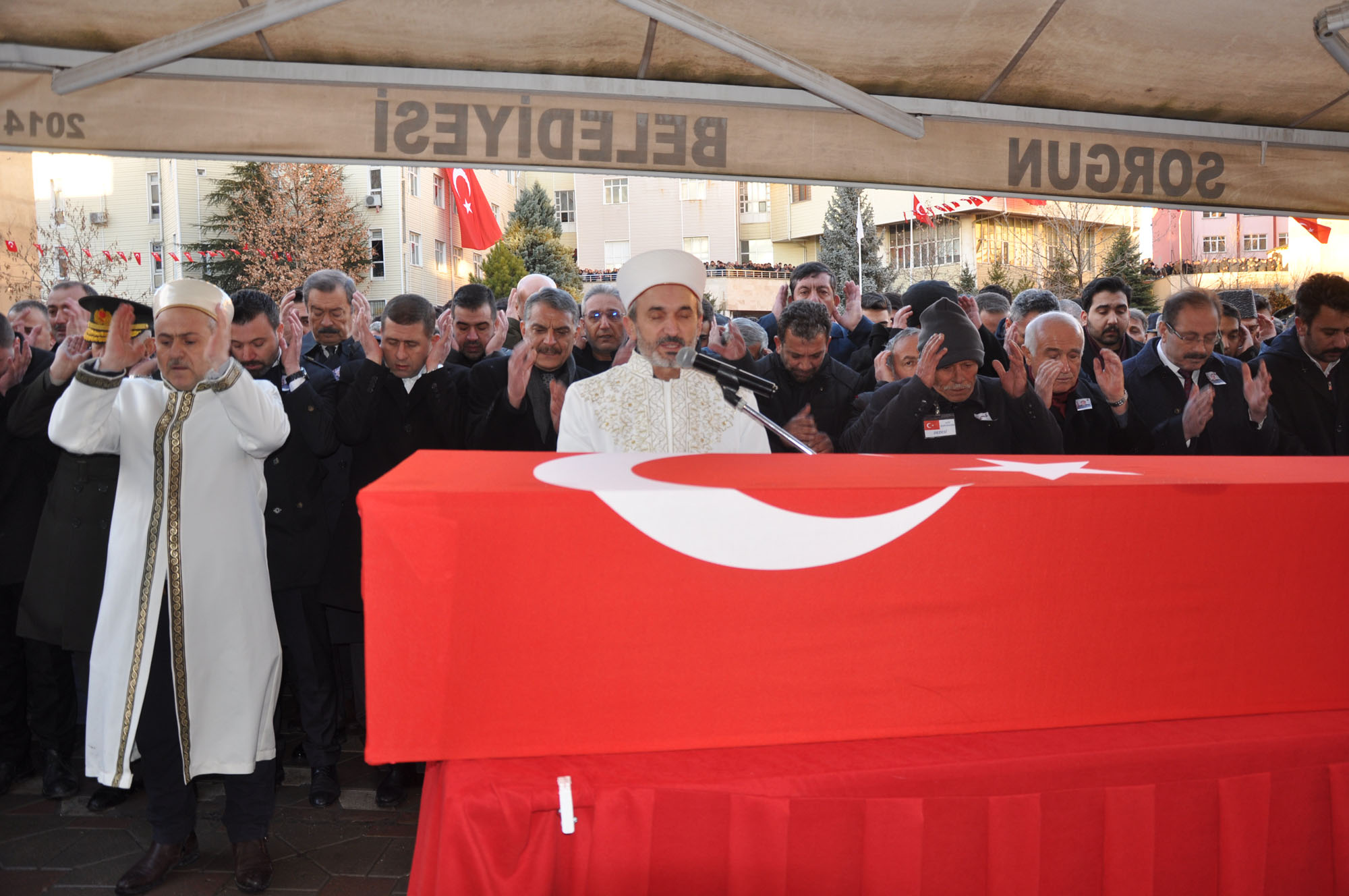 Şehit Piyade Uzman Çavuş Ahmet Arslan, son yolculuğuna uğurlandı - Önce ... Şehit Piyade Uzman Çavuş Ahmet Arslan, son yolculuğuna uğurlandı - Önce ...